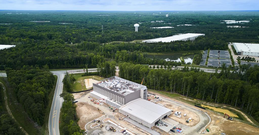 Take a look inside the world’s first large-scale vertical berry farm ...