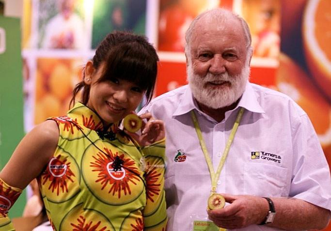Tony Gibbs passes T&G baton | Article | Fruitnet