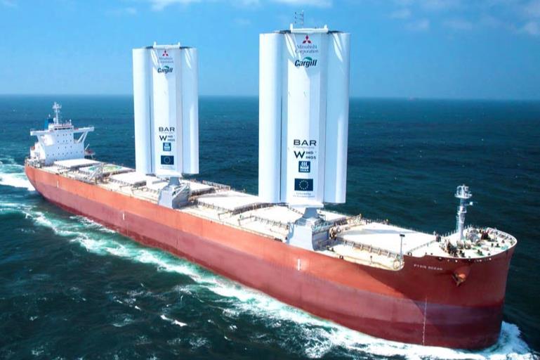 Containerschiff mit Riesensegeln in See und auch Zukunft der ...